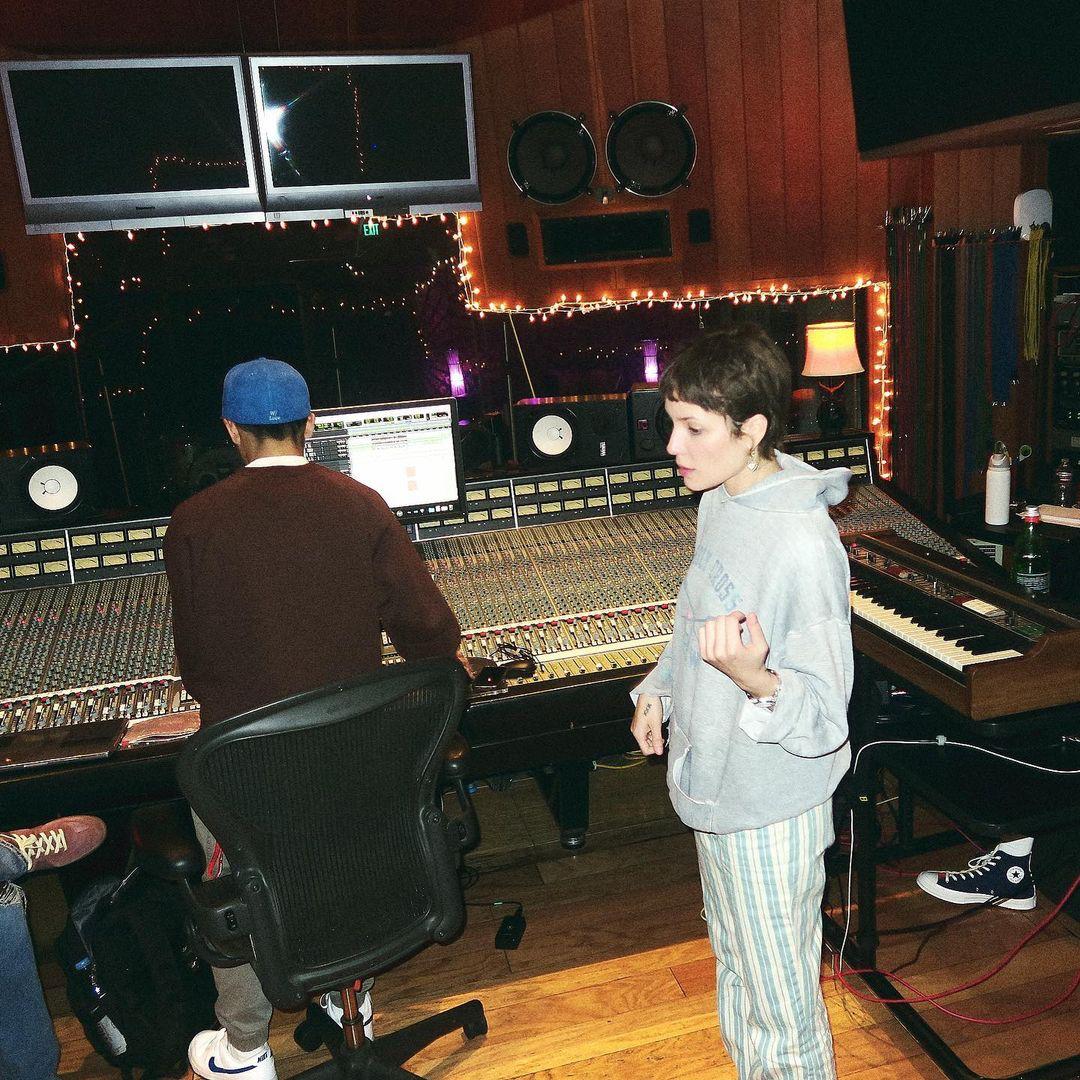 Halsey Lanza Nuevo Álbum “It Begins with the End” Tras Superar Cáncer ...